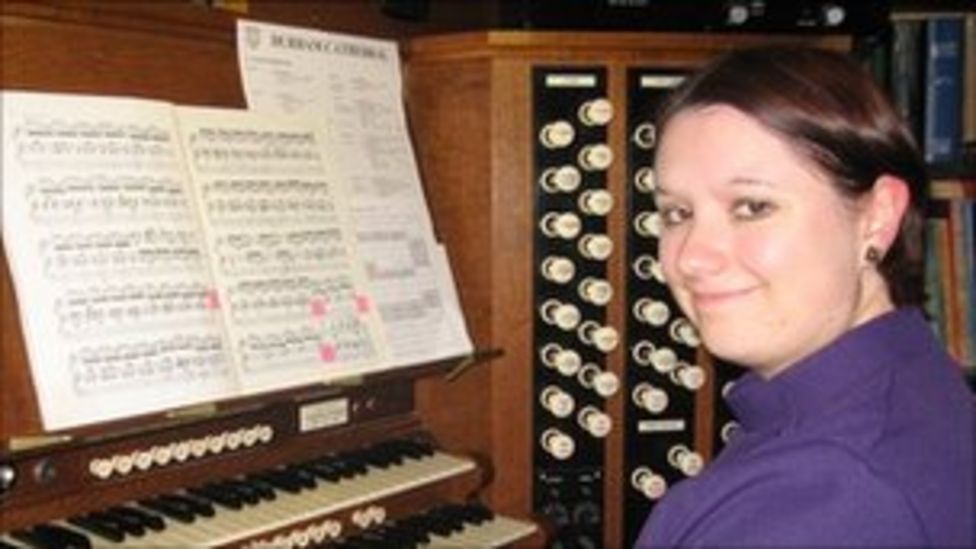 Durham Cathedral welcomes woman organist - BBC News
