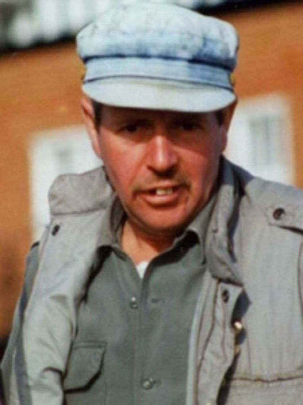 Welsh mine deaths: Funeral tribute for Charles Breslin - BBC News