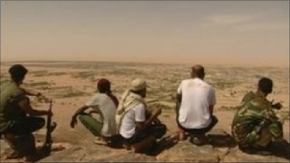 Rebels fighters hunt in the desert for Colonel Gaddafi - BBC News