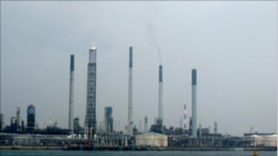 Shell refinery fire in Singapore 'contained' - BBC News