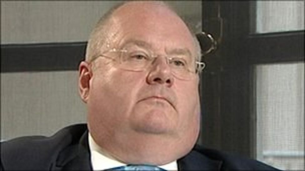 Dale Farm: Pickles says planning must be fair to all - BBC News