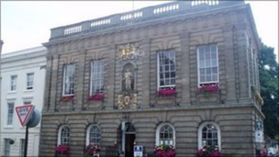 Warwick Courthouse to be restored with lottery funding - BBC News