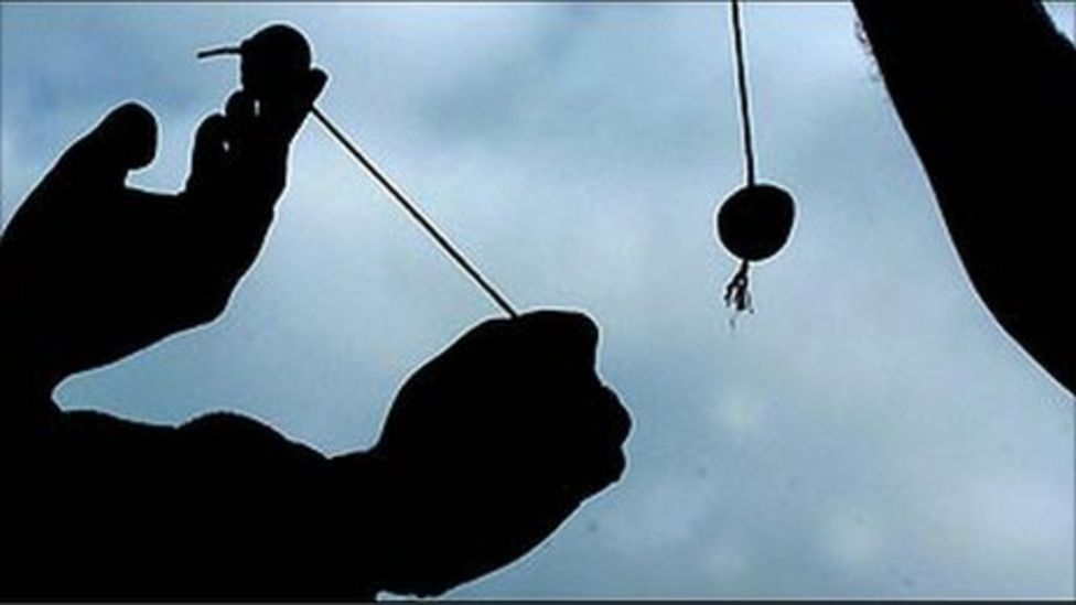 World conker champion crowned in Northamptonshire - BBC News