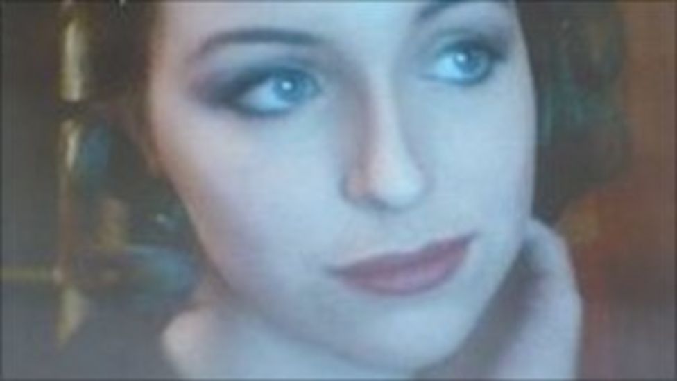 Mother's 'disbelief' over web abuse after girl's death - BBC News