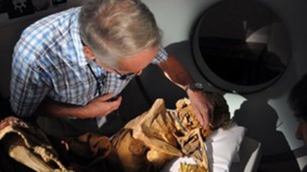Scientists glimpse inside a Peruvian mummy - BBC News