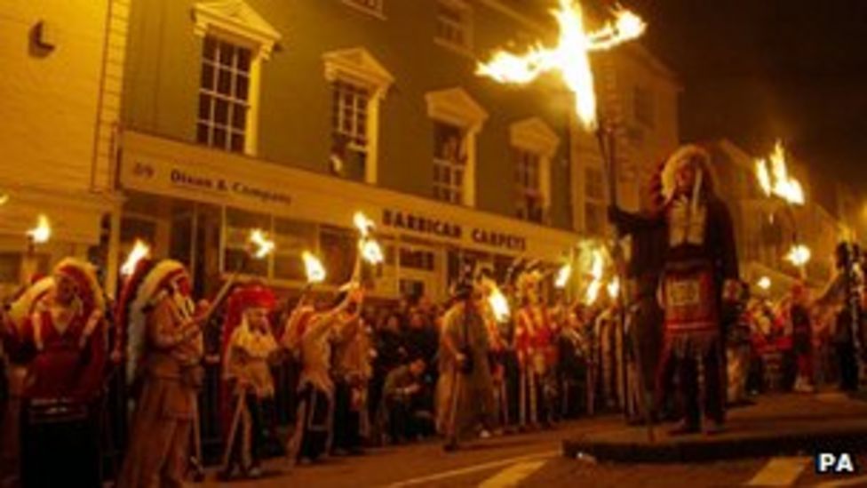 Edenbridge and Lewes gear up for bonfire parades - BBC News