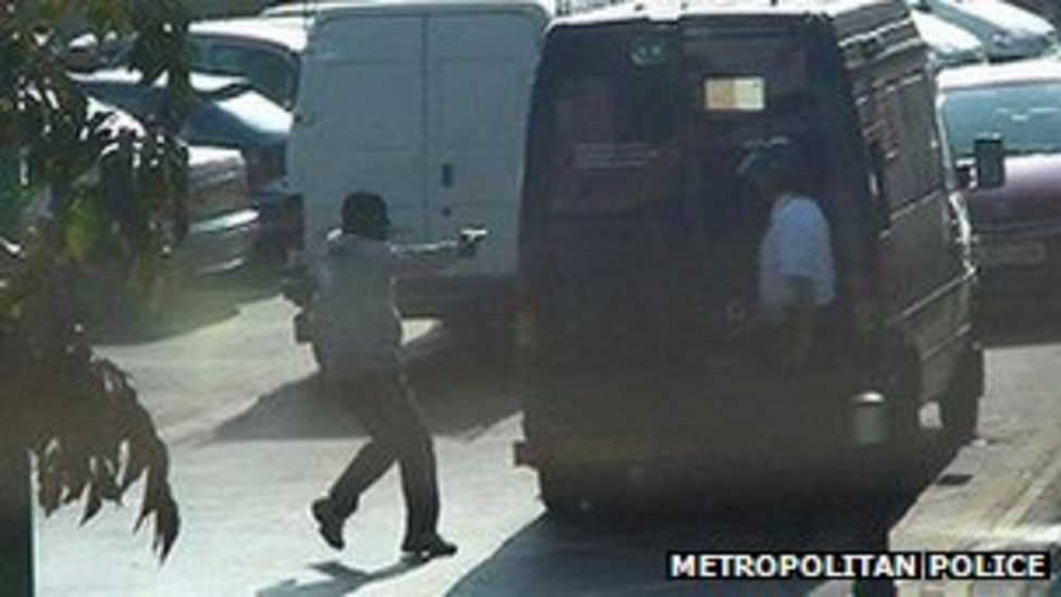 Police marksman describes Hampshire bank robbery shooting - BBC News