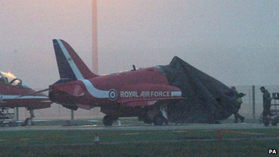 Tributes laid for Red Arrows pilot killed at RAF Scampton - BBC News