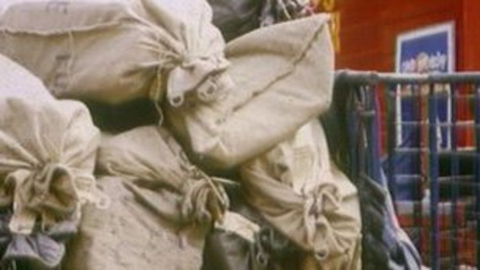 'Overloaded' part-time Paignton postman hoarded mail - BBC News
