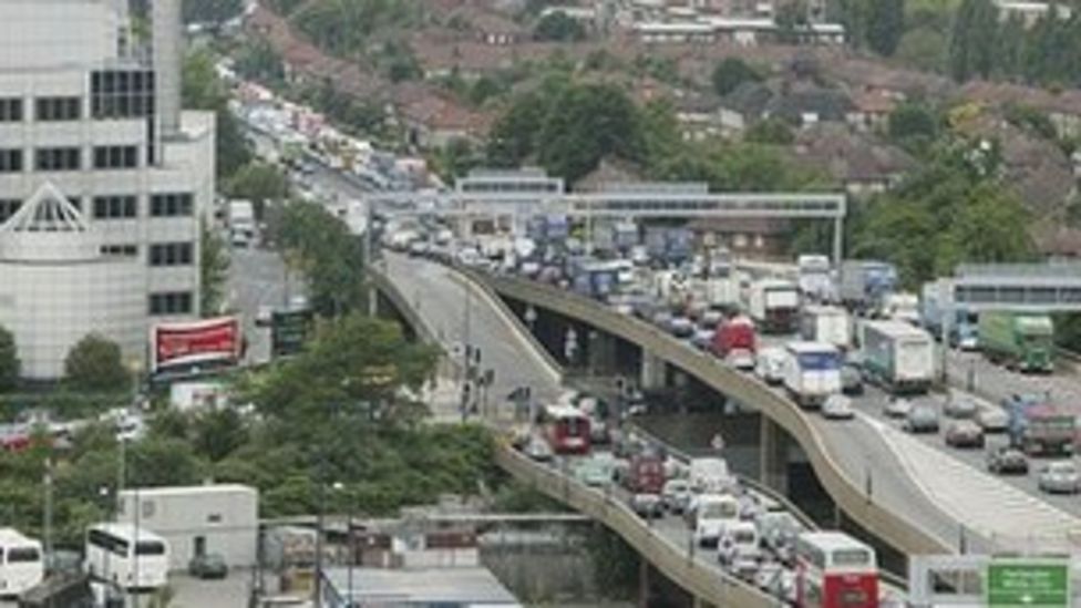 London's A40 Westway closed after crash - BBC News