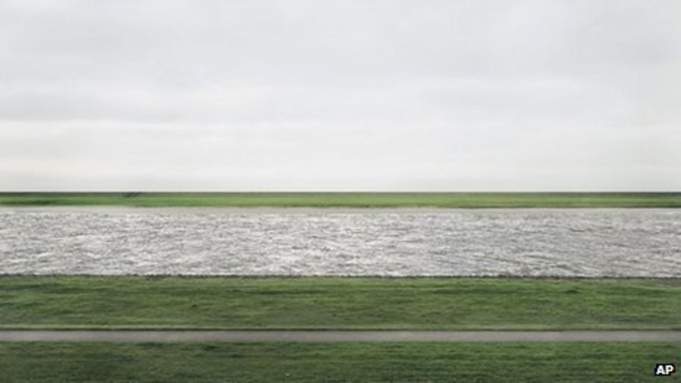 Andreas Gursky's Rhein II sets photo record - BBC News