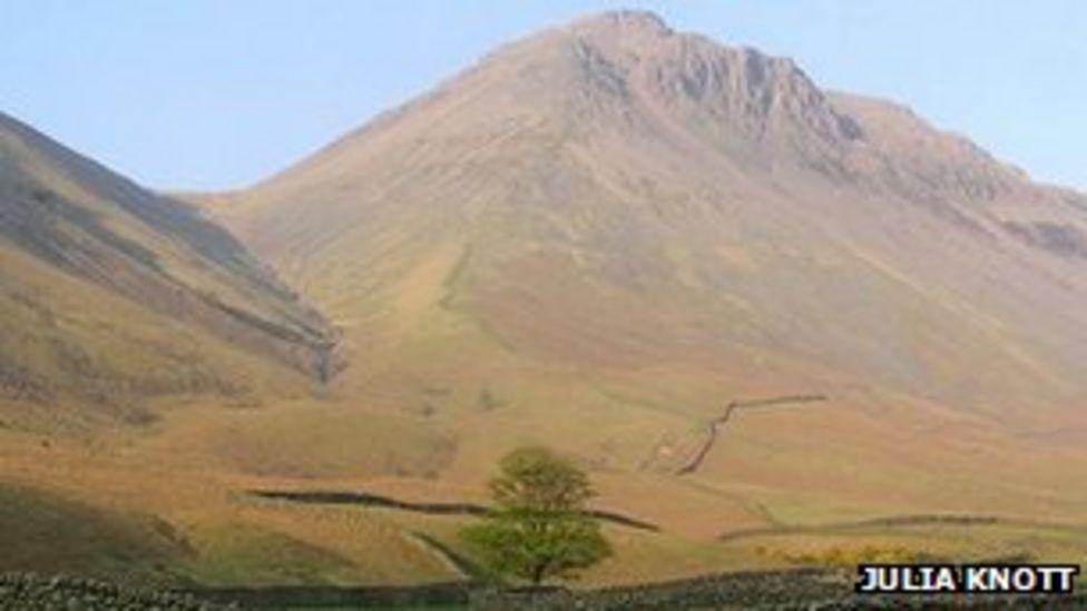 Great Gable hosts a Remembrance Day service - BBC News