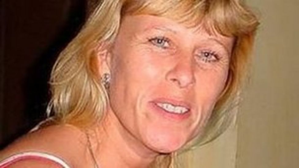 Husband remanded over Colette Davies' 2004 India murder - BBC News