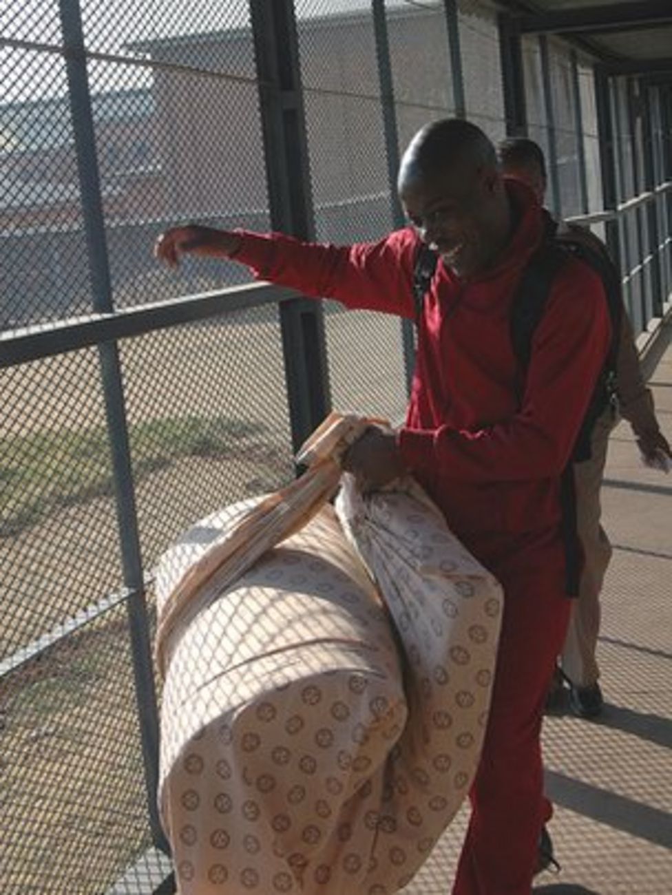 South African ex-convict battles with crime temptation - BBC News