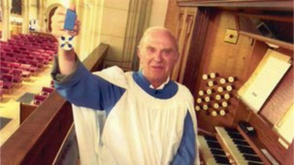 Bristol church organist's 60 years of service marked - BBC News