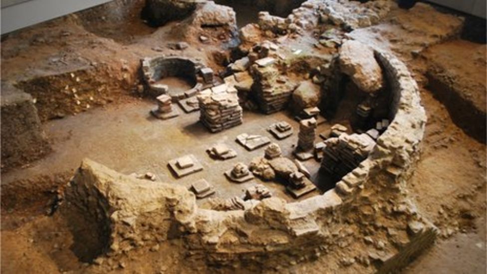 Roman pond found at Barnham archaeological site - BBC News