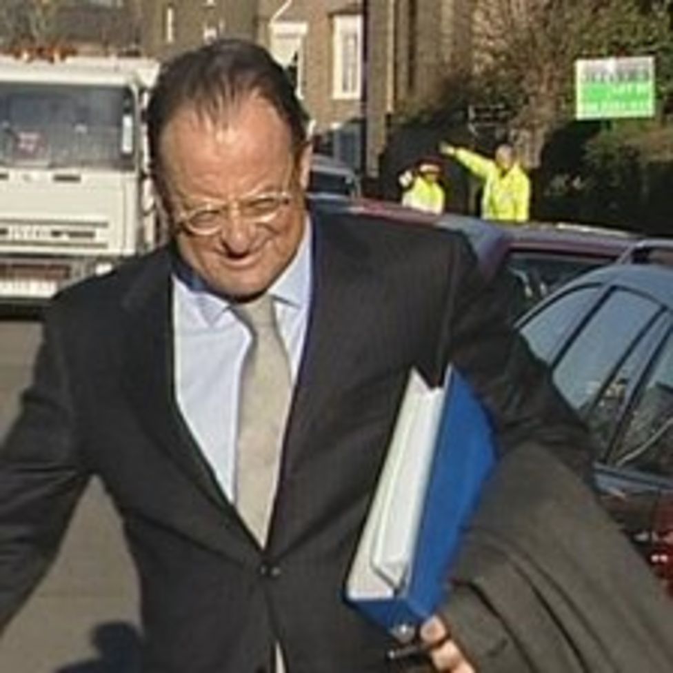 Lawyer David Mills 'willing' to go to Berlusconi trial - BBC News