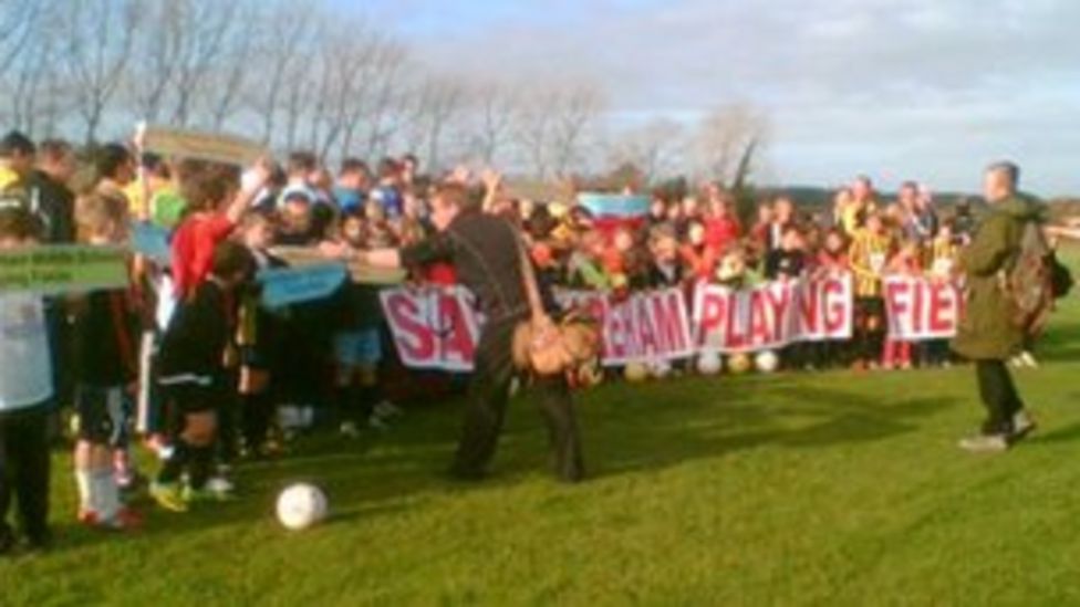 Protest at Wareham playing field sell-off - BBC News
