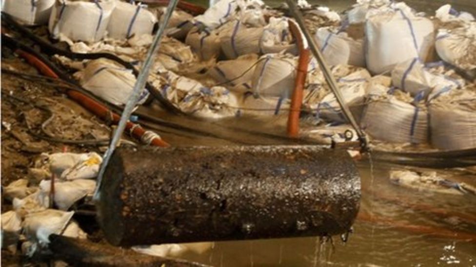 German evacuation for WW2 bomb disposal in Augsburg - BBC News