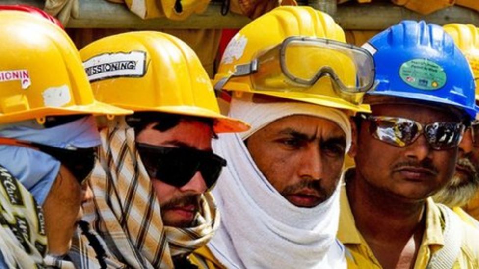 Migrant workers flock to Qatar - BBC News