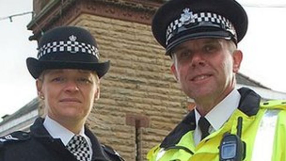 Lancashire police officers retire together after 30 years - BBC News