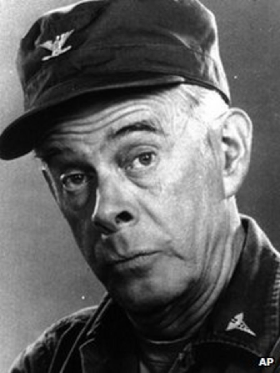 Mash star Harry Morgan dies aged 96 - BBC News