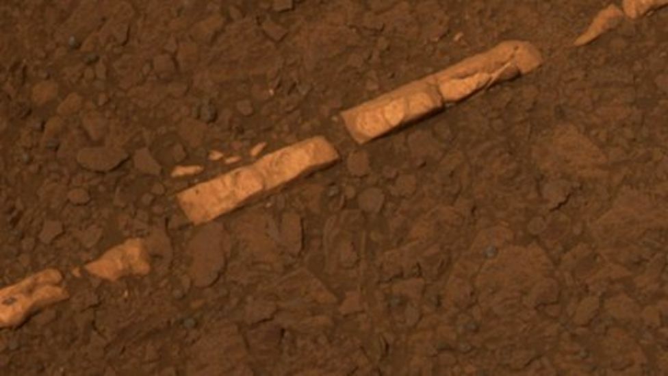 Martian salt streaks 'painted by liquid water' - BBC News