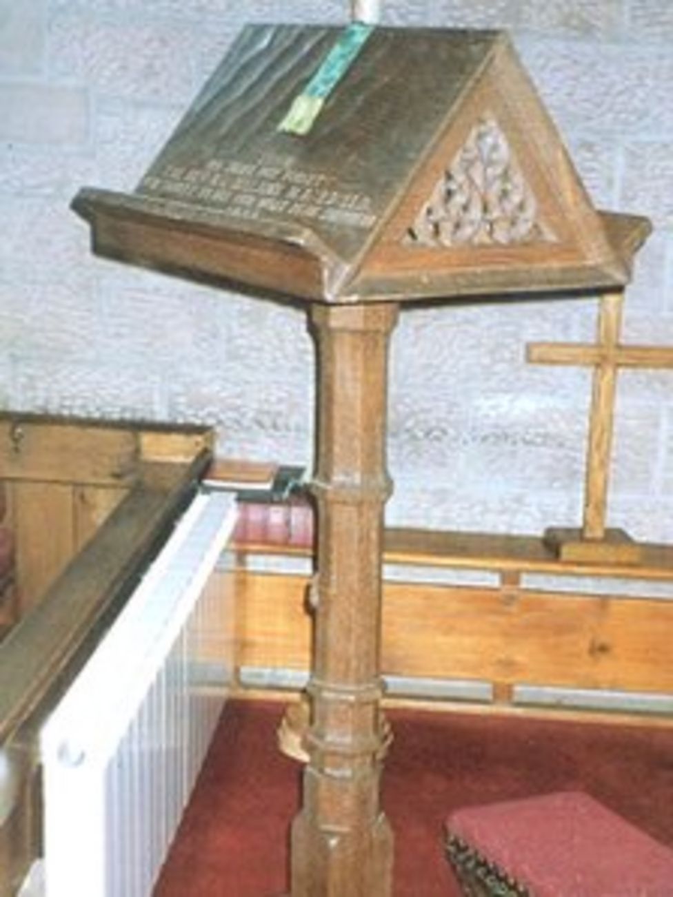 'Mouseman' furniture stolen in North Yorkshire church thefts - BBC News