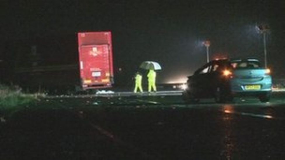 Gloucestershire M5 crash: Royal Mail lorry driver dies - BBC News