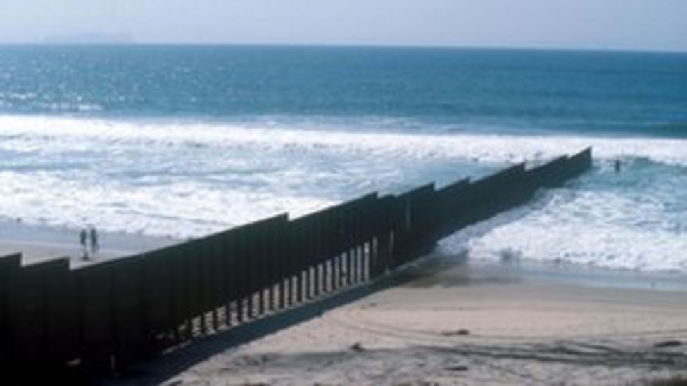 US-Mexico immigration: Even oceans have borders - BBC News