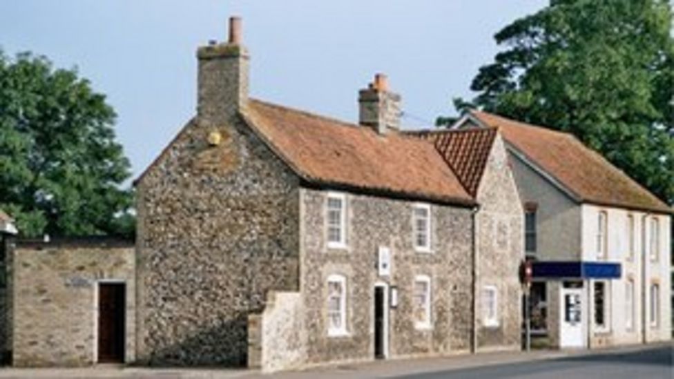 Mildenhall Museum gets RAF Lakenheath warrior and horse - BBC News