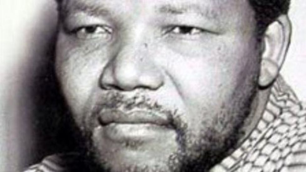 Andrew Mlangeni: Last Mandela co-accused dies aged 95 - BBC News