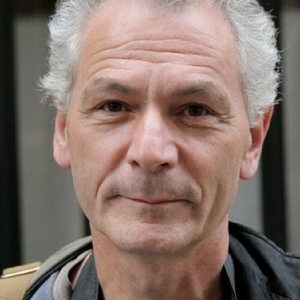 Adapt to survive: A photographer's view of the market today - BBC News