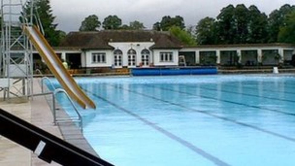 Cheltenham Lido expecting crowds for Christmas Day swim - BBC News