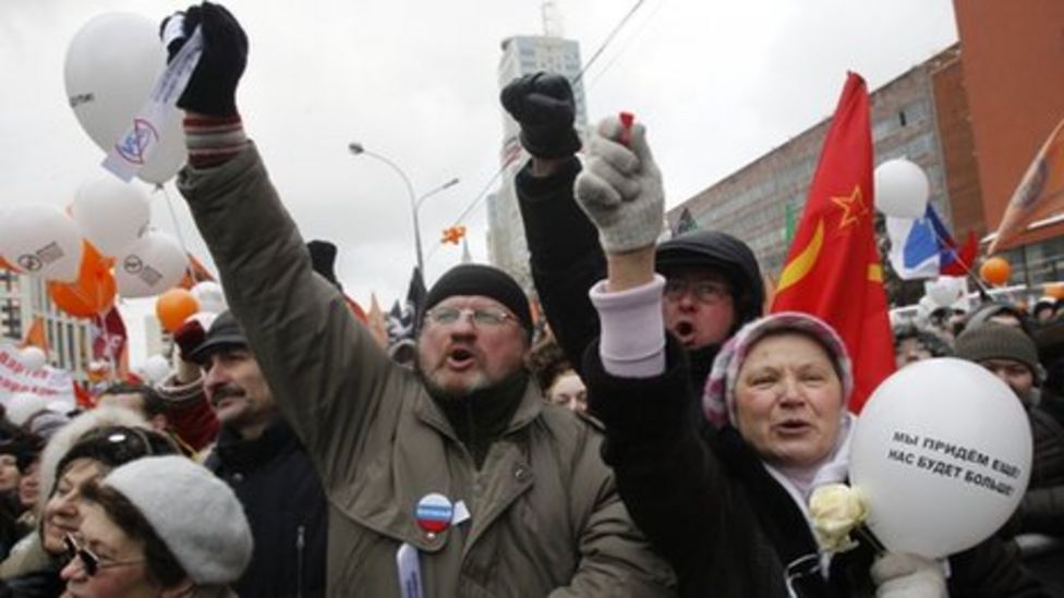 Moscow: Thousands join pro- and anti-Putin protests - BBC News