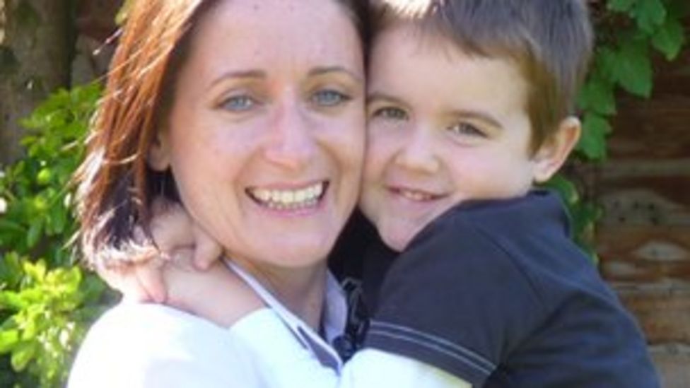 Mum Jane Hopkins gets MBE for creating online community - BBC News