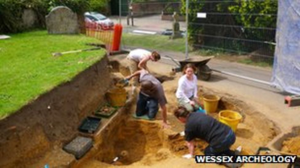 Lyndhurst church archaeological dig reveals medieval life - BBC News