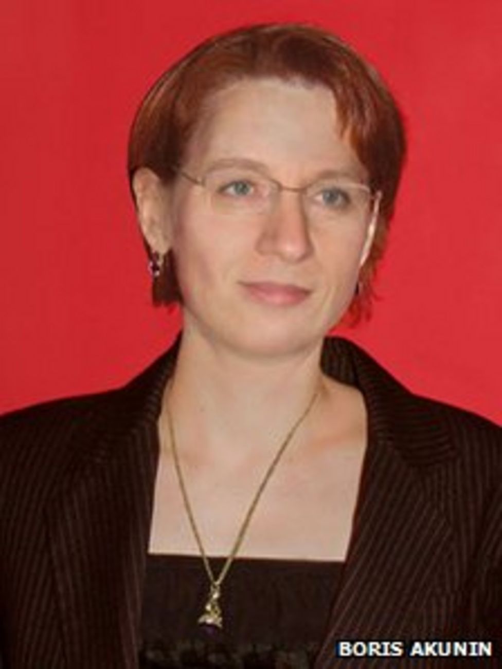 Russian author Boris Akunin reveals female pseudonym - BBC News