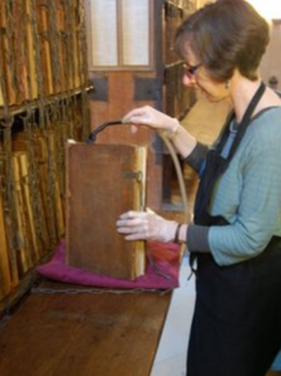 Medieval library with chained books gets annual clean - BBC News
