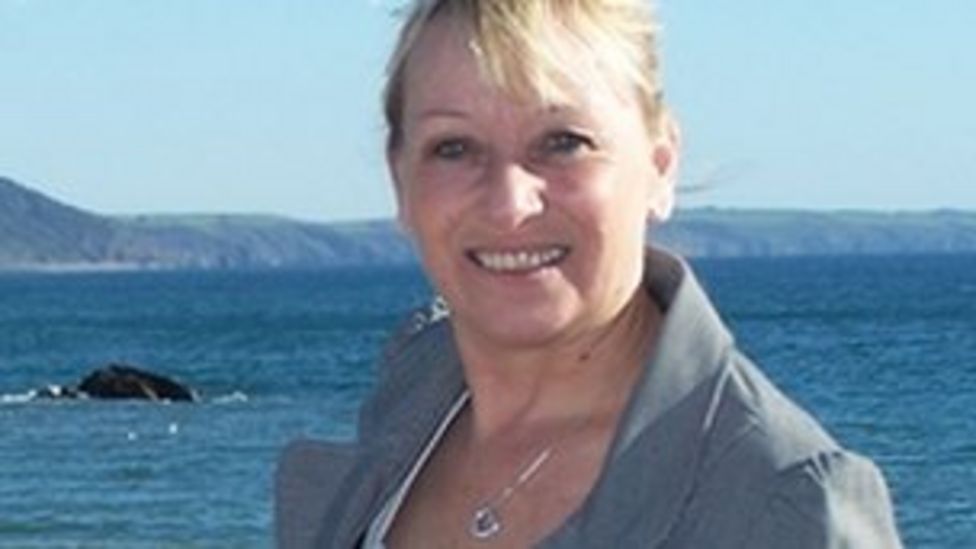 Cornwall MP Sheryll Murray to call for primate pet ban - BBC News