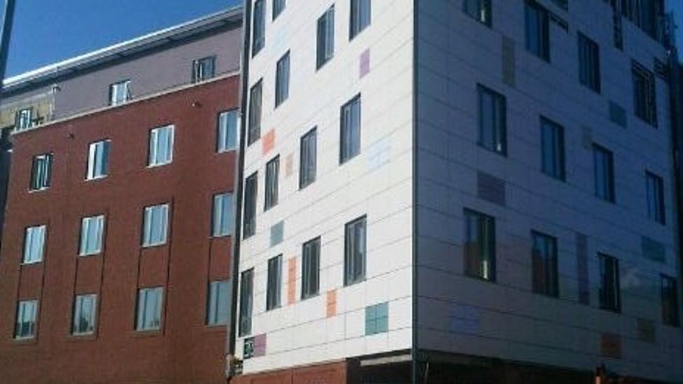 Coventry hostel worker calls for night shelter return - BBC News