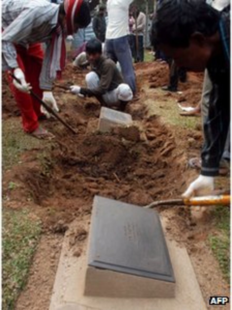 India exhumes graves of Japanese World War II soldiers - BBC News