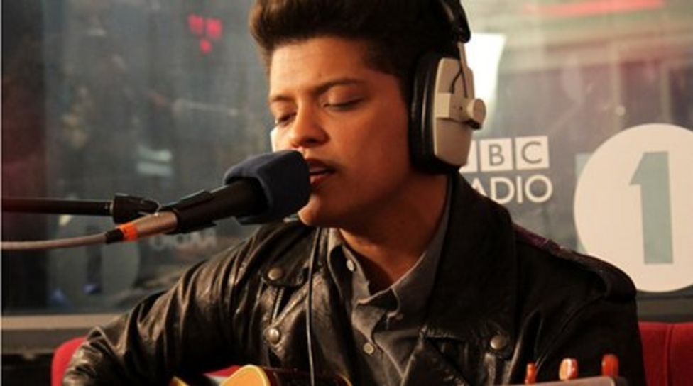 Judge clears Bruno Mars of cocaine drug charge - BBC News