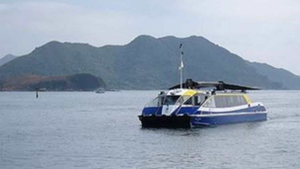 Can solar power help shipping go green? - BBC News