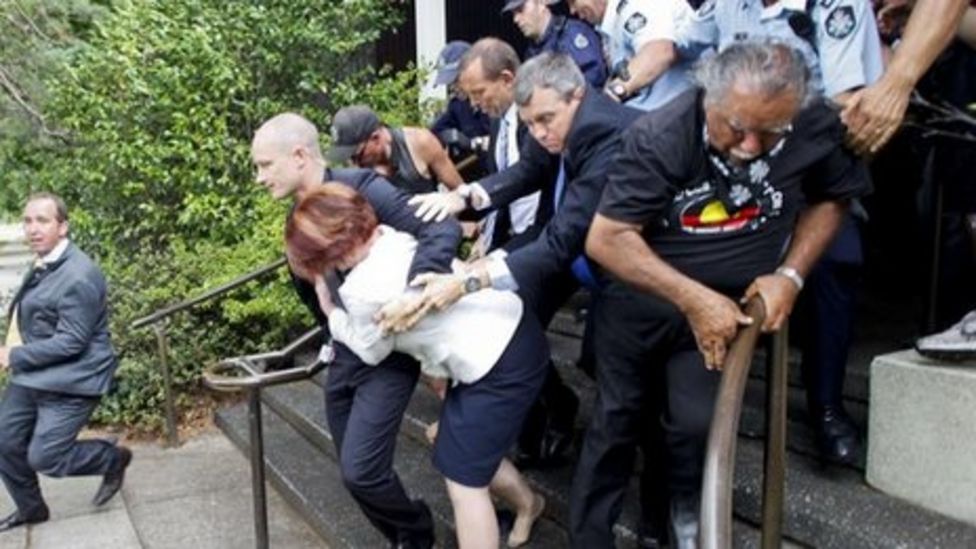 Australia's Aboriginal comedians fight prejudice with wit - BBC News