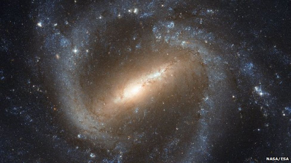 Hubble snaps stunning barred spiral galaxy image - BBC News
