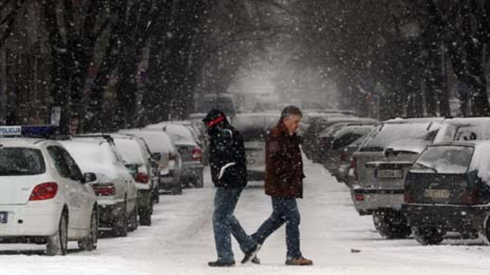 Dozens die in Ukraine's cold snap - BBC News