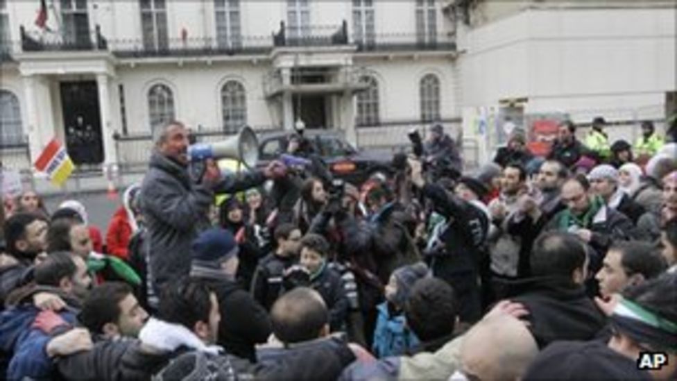 Fresh protests at Syrian embassy in London - BBC News