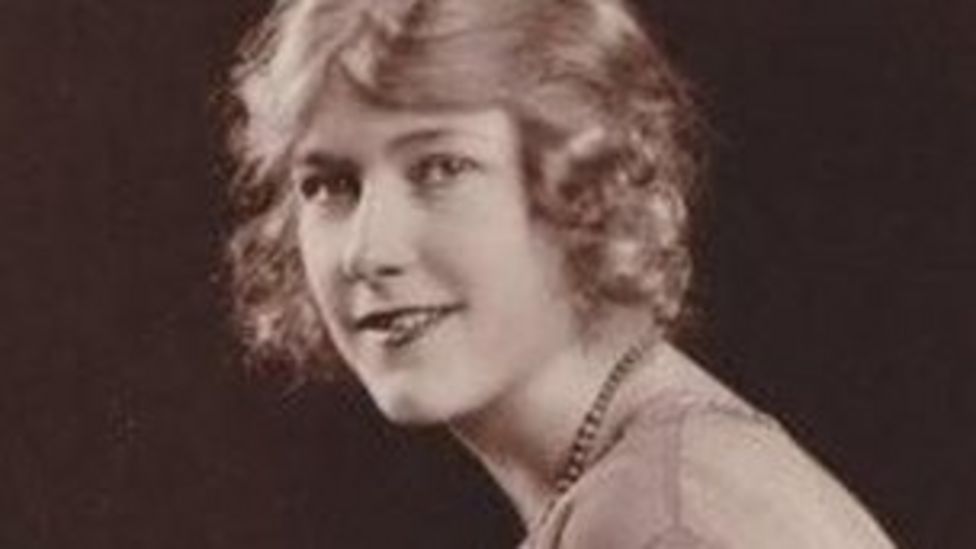 Opera singer Elsie Griffin gets Bristol blue plaque - BBC News