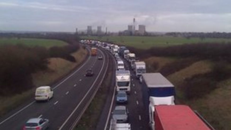 A34 lorry crash causes long southbound queue - BBC News